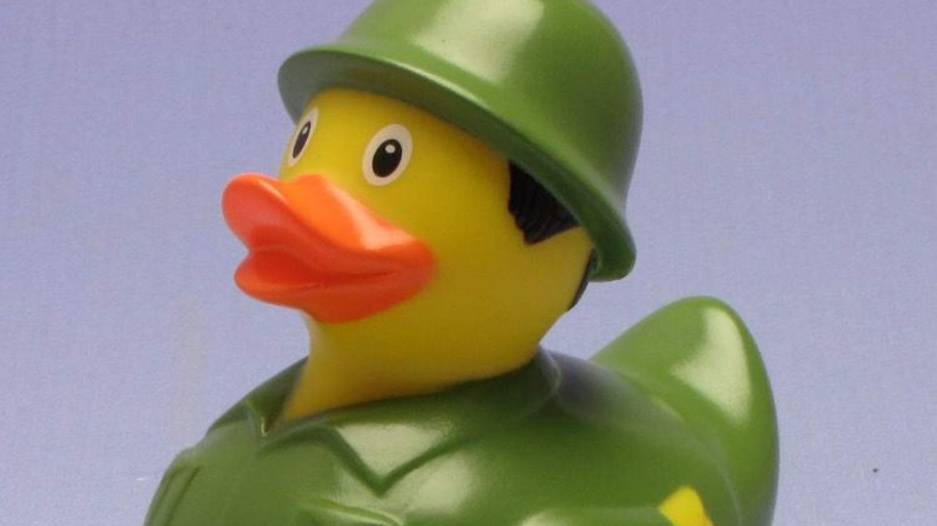 играю в игру Армия уток. Roblokser7856