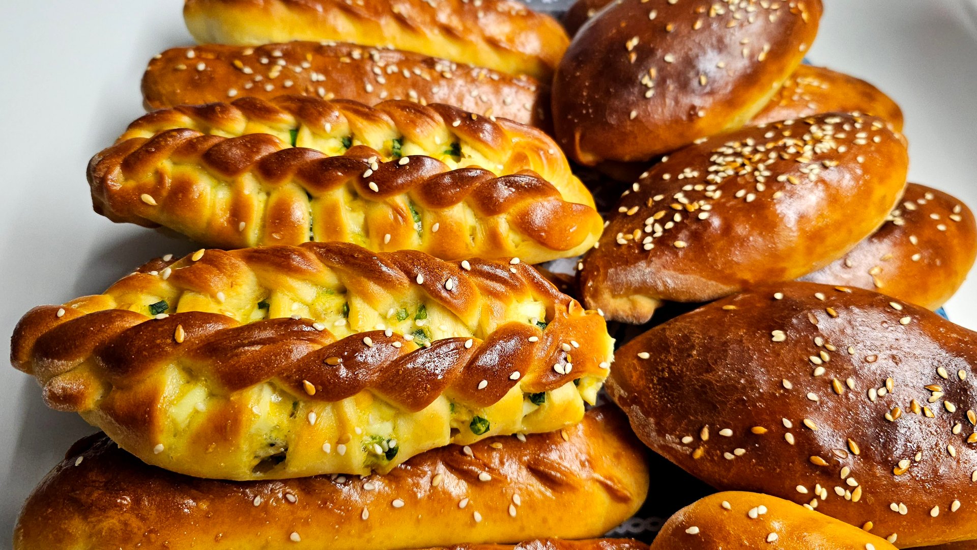 Пирожки с луком и яйцом на дрожжевом тесте