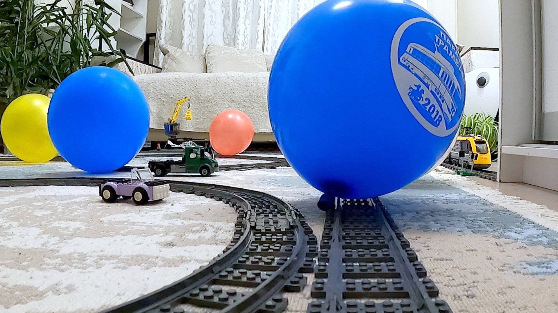 ЛЕГО поезд на дороге с воздушными шариками-2 / Видео про поезда игрушки для детей