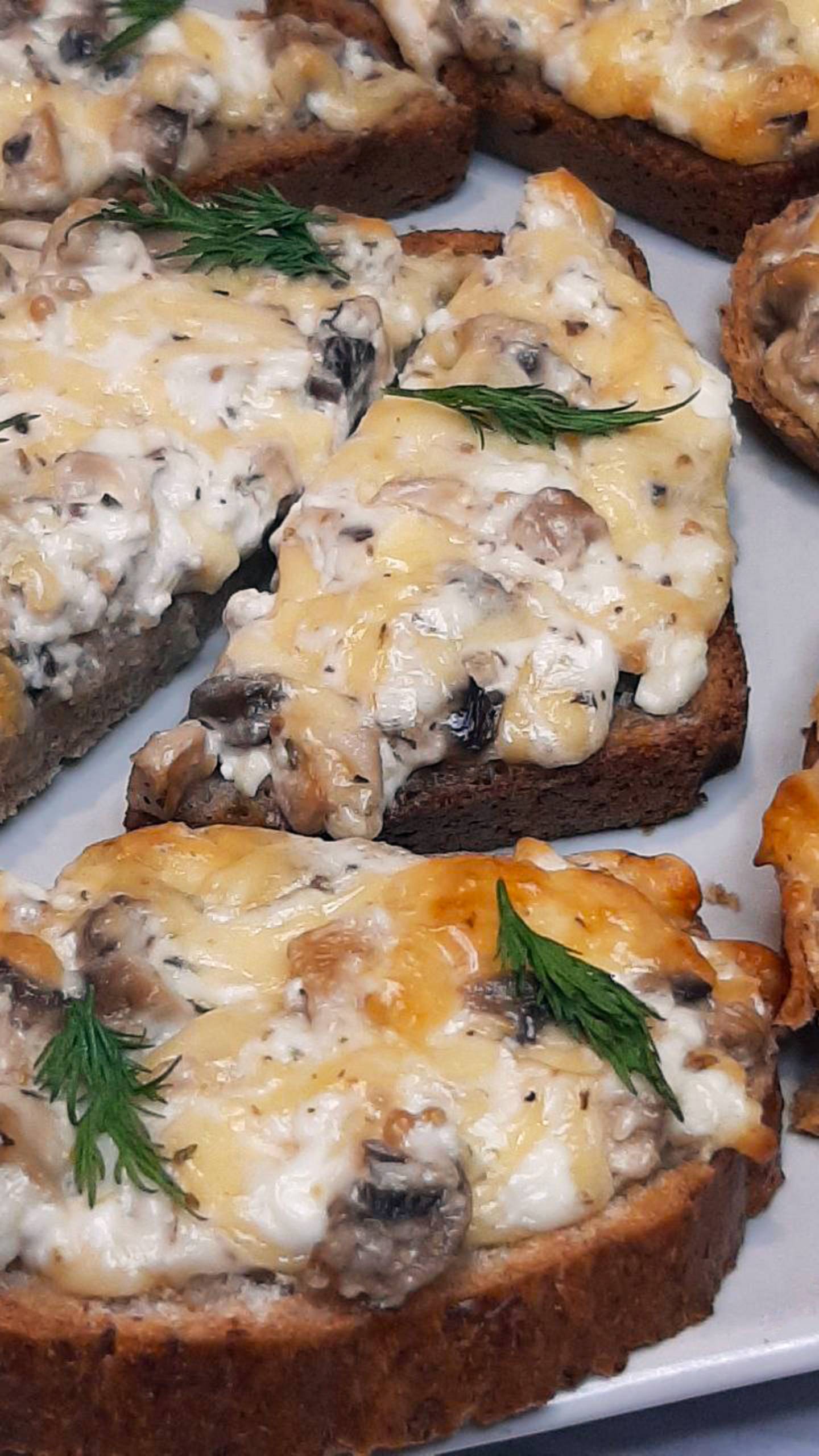 Горячие бутерброды с шампиньонами и фетой.