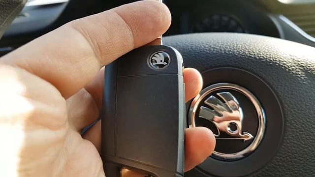 Замена батарейки в ключе Шкода Октавия А7