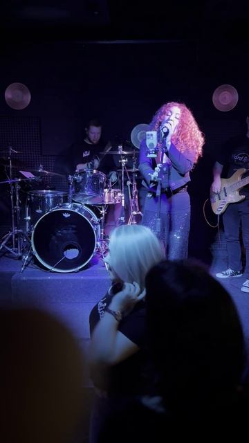 The wall pub  So Good 16.02.2025  Сургут СоГуд февраль 2025, танцуют.