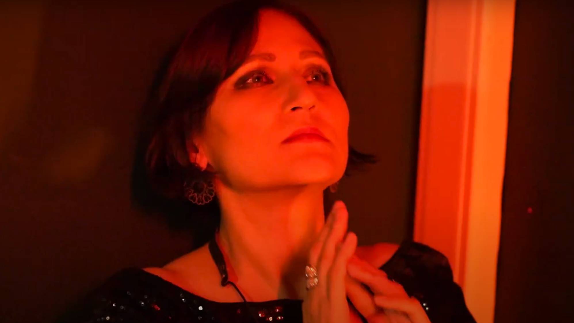 Илона Эсти  читает свои стихотворения