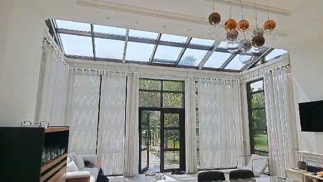 Пергола в зимнем саду, шторы на потолке в доме