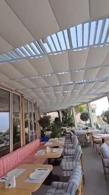 Шторы на потолке на улице, пергола в ресторане