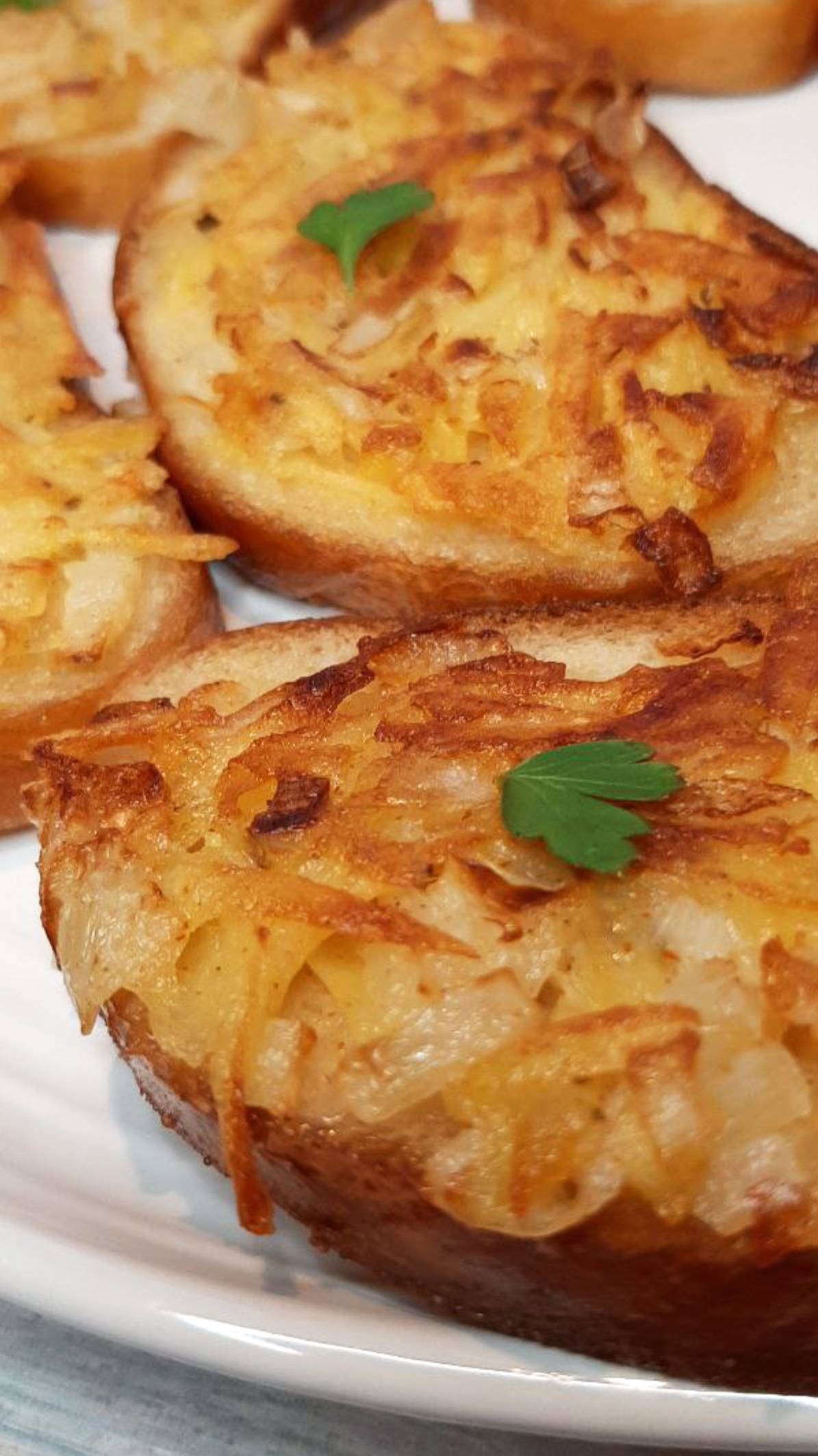 Хочется бутерброд, а в холодильнике мышь повесилась? Жареный бутерброд с картошкой.