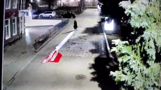 В Ессентуках задержали женщину, которая вытерла ноги о баннер к 80-летию Победы