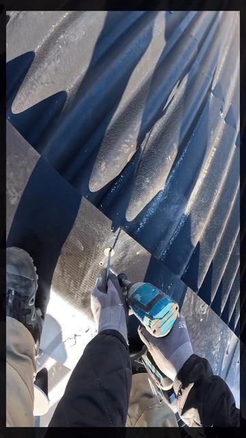 Установка конькового элемента фиброцементного покрытия кровли, Cembrit Smoking