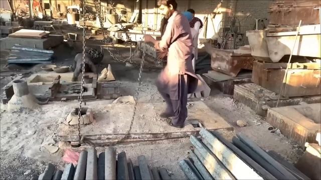 Как в Индии производят  детали для камнедробилки .