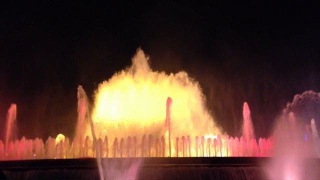 Магия фонтана Монжуик в Барселоне.
