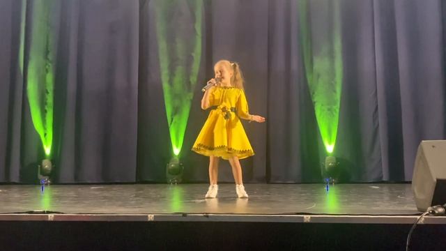 Исполнитель Новикова Ксения - "Страусёнок"