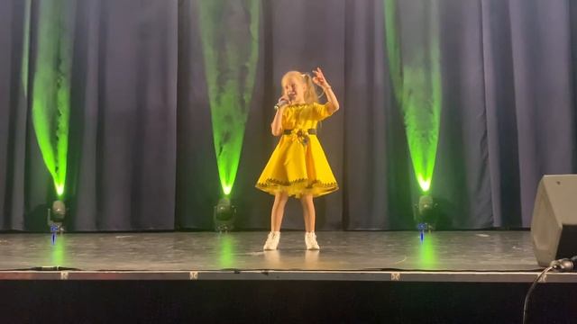 Новикова Ксения - песня "Страусенок"