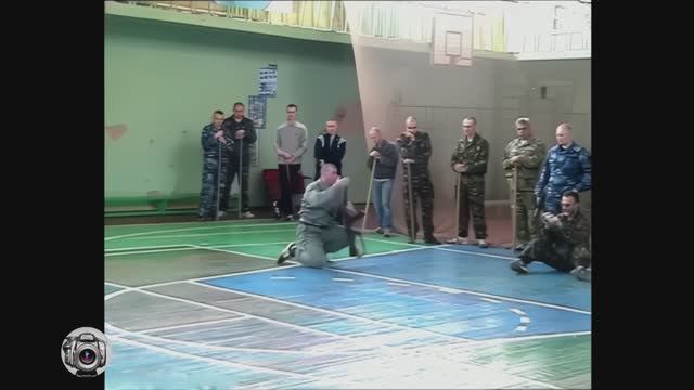 Аркадий Алексеевич Кадочников объясняет основы нижней акробатики с автоматом. 19