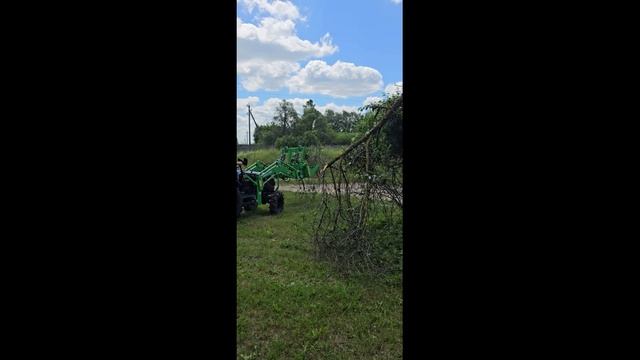 Захват силосный Kerland в работе с фронтальным погрузчик Kerland S26 на тракторе SOLIS S26