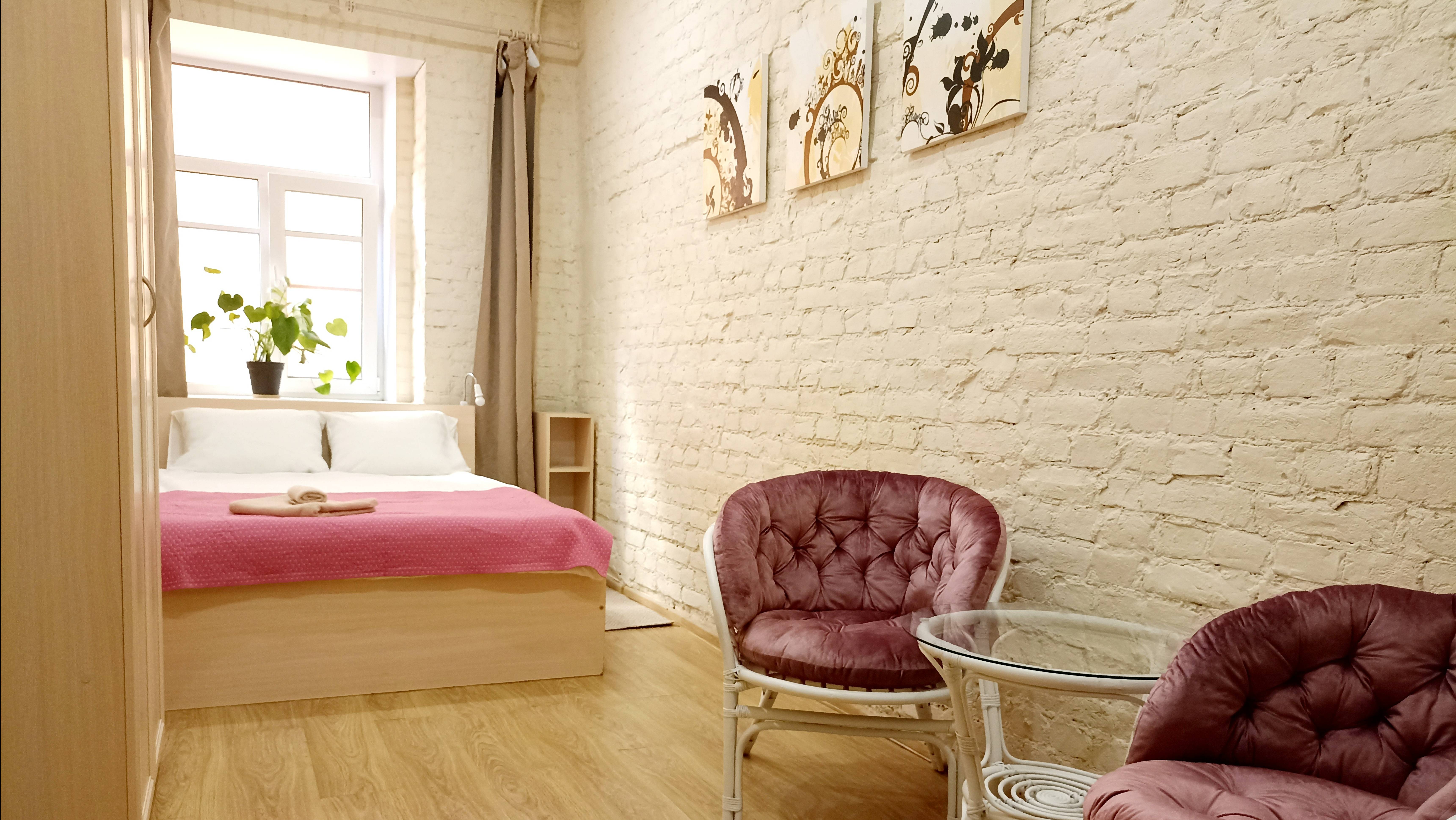 Номер Комфорт с плетеной мебелью.