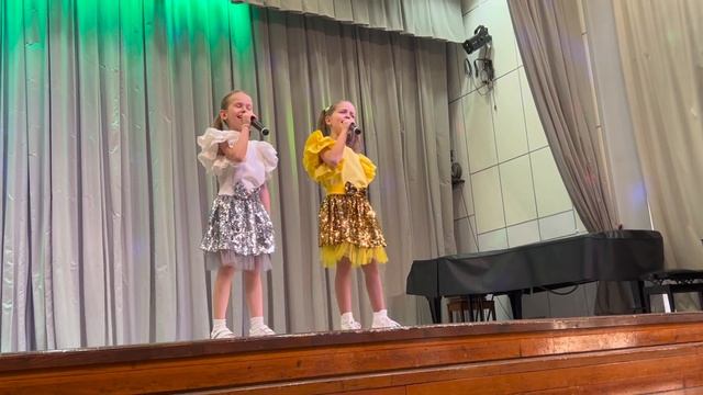 "В детстве все бывает" Исполняют Новикова Ксения и Горностаевая Дарья