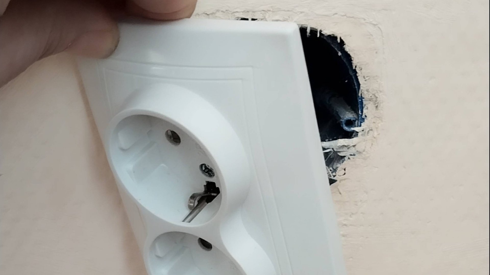 Выпадывает розетка из стены. Простой способ закрепить.