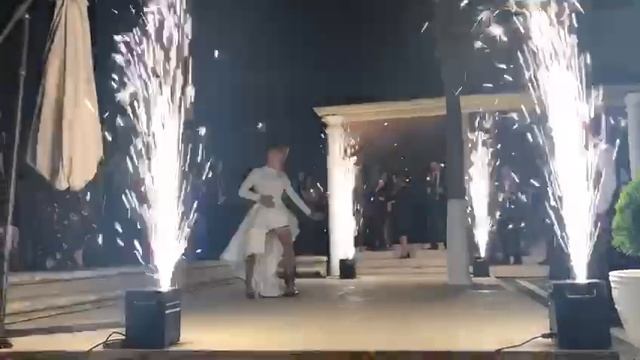 Танец молодожёнов со спаркуларами