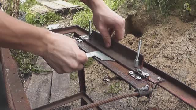 Самодельный листогиб для металла мини станок. Как гнуть железо, и листовую сталь,  ровными углами.