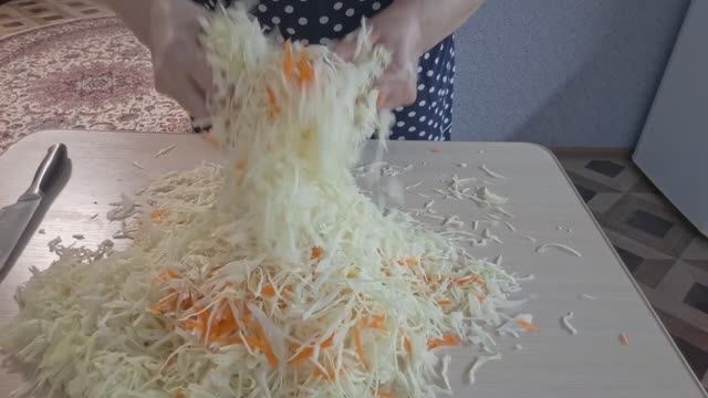 Три раза за зиму квасила так капусту.Простой и очень вкусный рецепт.