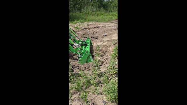 Ковш челюстной в работе с фронтальным погрузчиком Kerland S26 на тракторе SOLIS S26