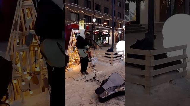 Юноша талантливо исполняет песню на гитаре/ ул. Ленина/ Новосибирск/31.12.2024