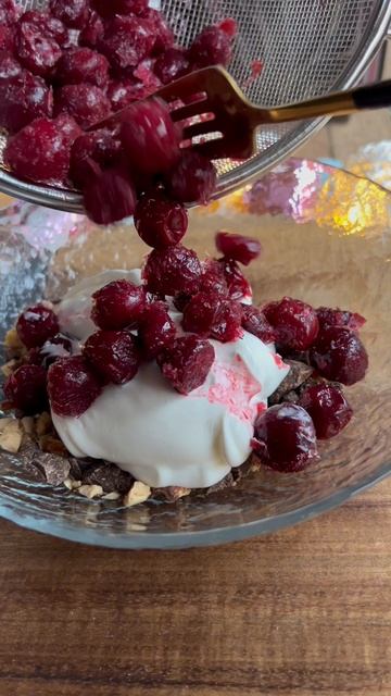 Рецепт дубайского шоколада с вишней и орехами 🤎🍒 #асмр #асмрзвуки #рецепт #дубайскийшоколад