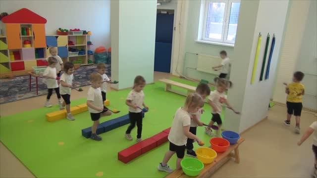 Развиваем координацию и многозадачность. Перешагиваем и держим шарик в ложке.