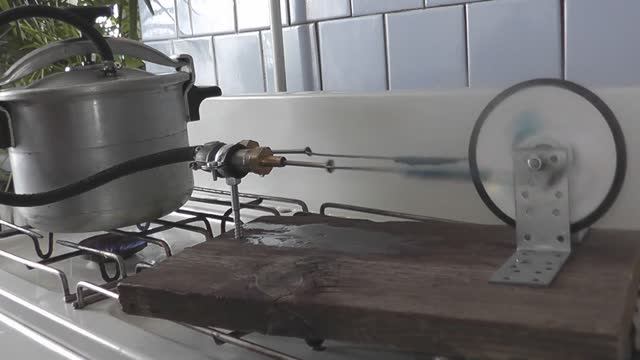 Самодельный паровой двигатель из водопроводных частей, демонстрация работы паровой машины дома.