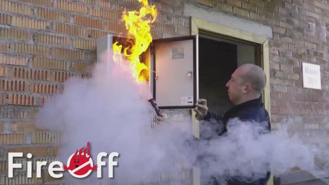 Потушить электрощит снаружи помещения огнетушителем "ОтОгня"