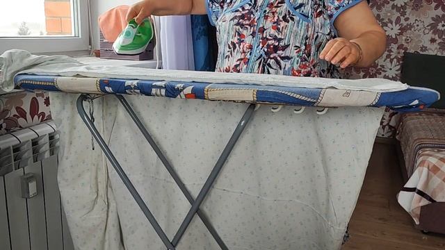 Она говорит как гладит. О том, о сëм и ни о чëм.