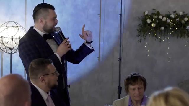 Ведущий на английском Петр Чарушин