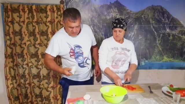 Деревенская женщина, готовит салат с консервированной кукурузой. Жизнь в деревне