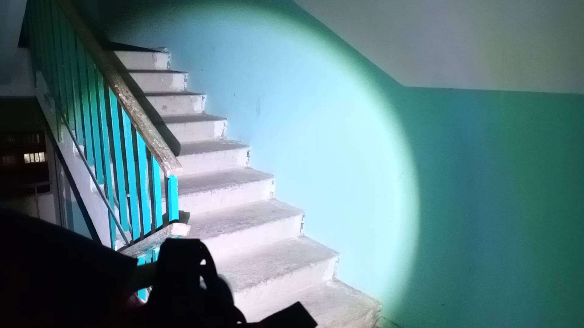 Тест фонаря Ultraflash E1334. Лестничный марш