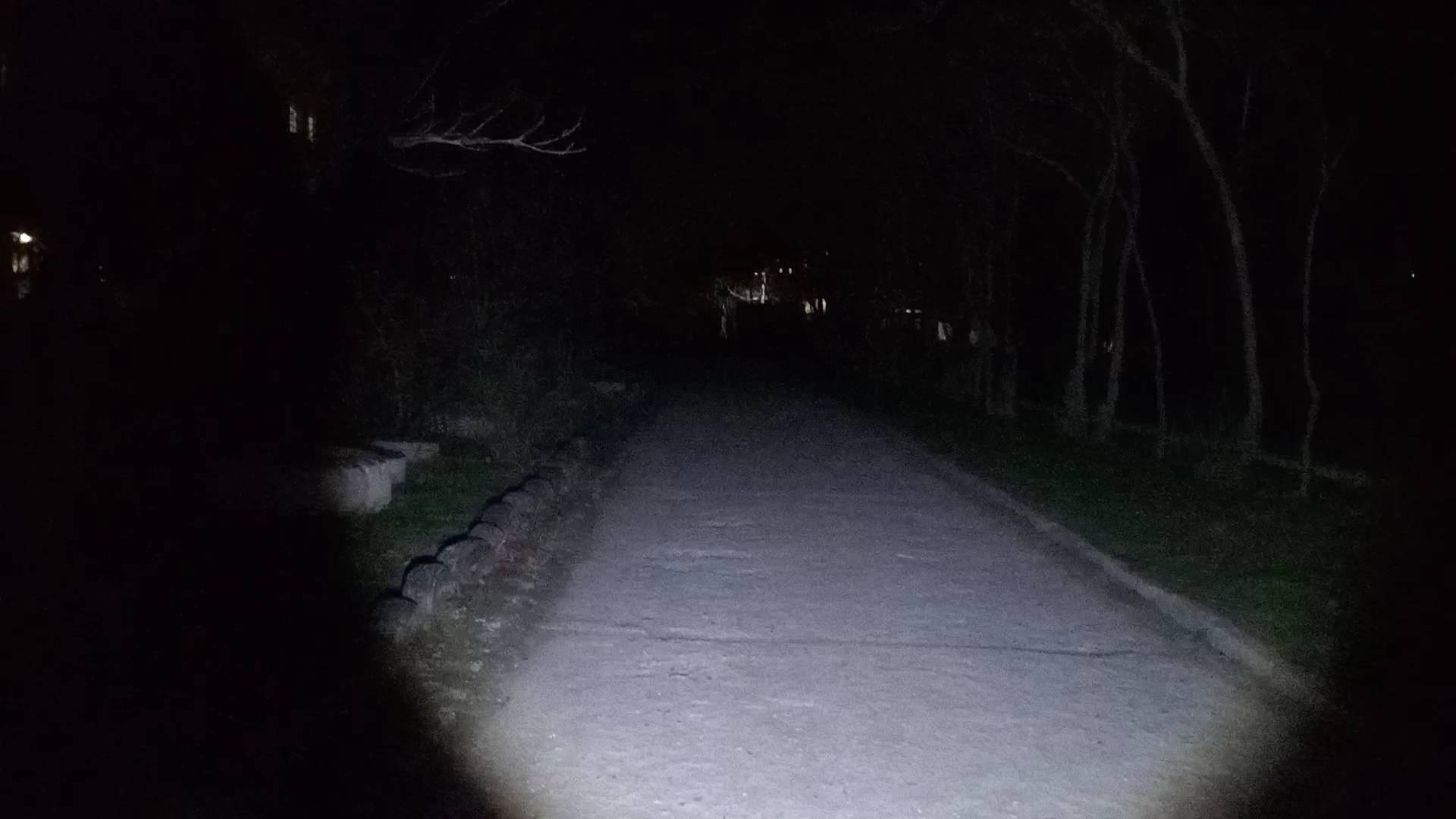 Тест фонаря Ultraflash E1334 на улице