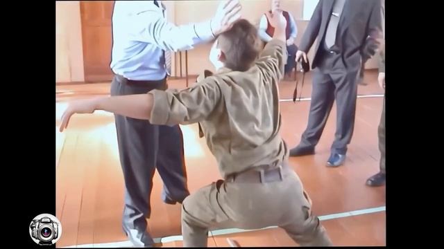 Алексей Алексеевич Кадочников объясняет принципы работы против ножа