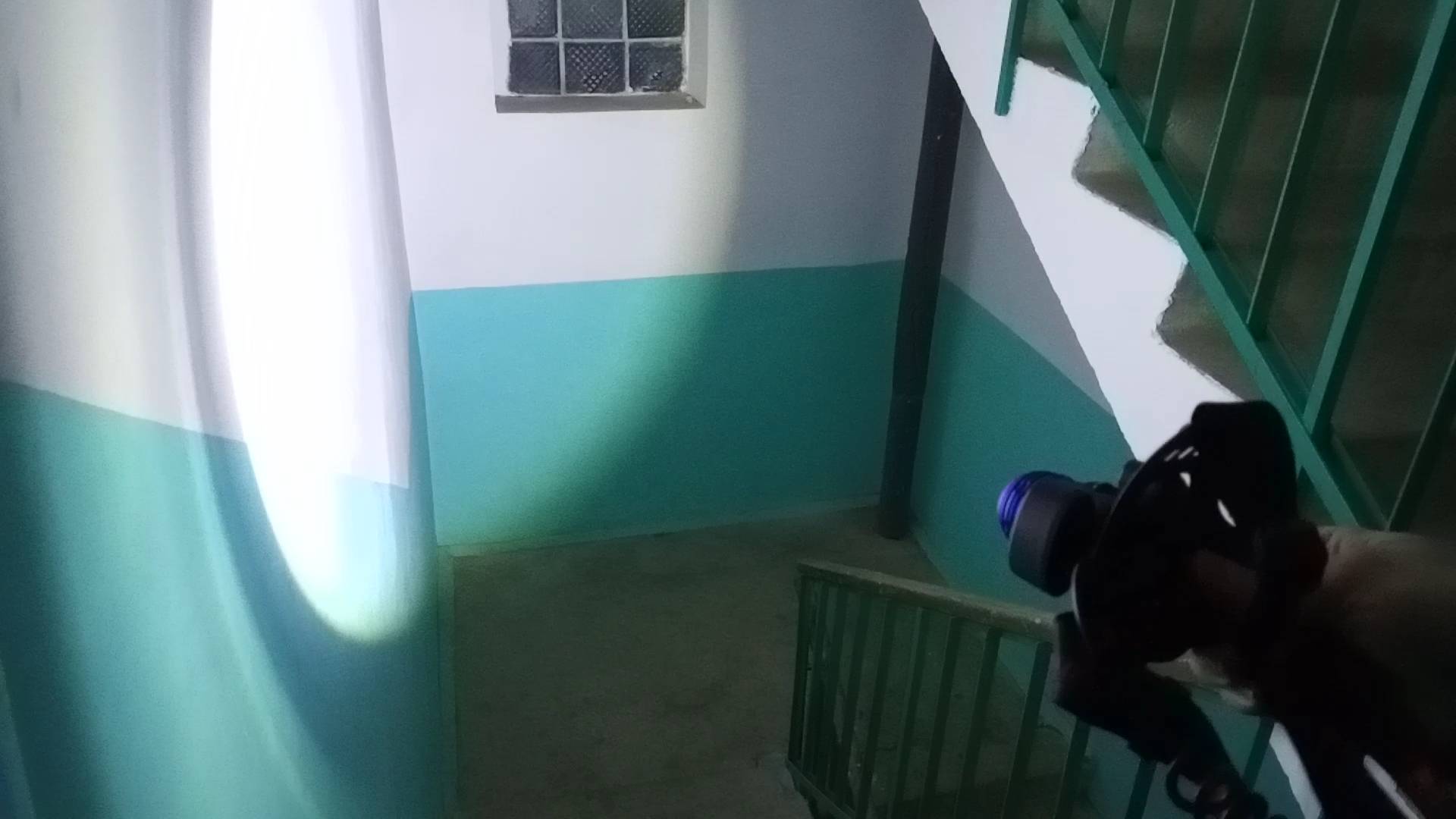 Тест фонаря Ultraflash E1334. Лестничная клетка