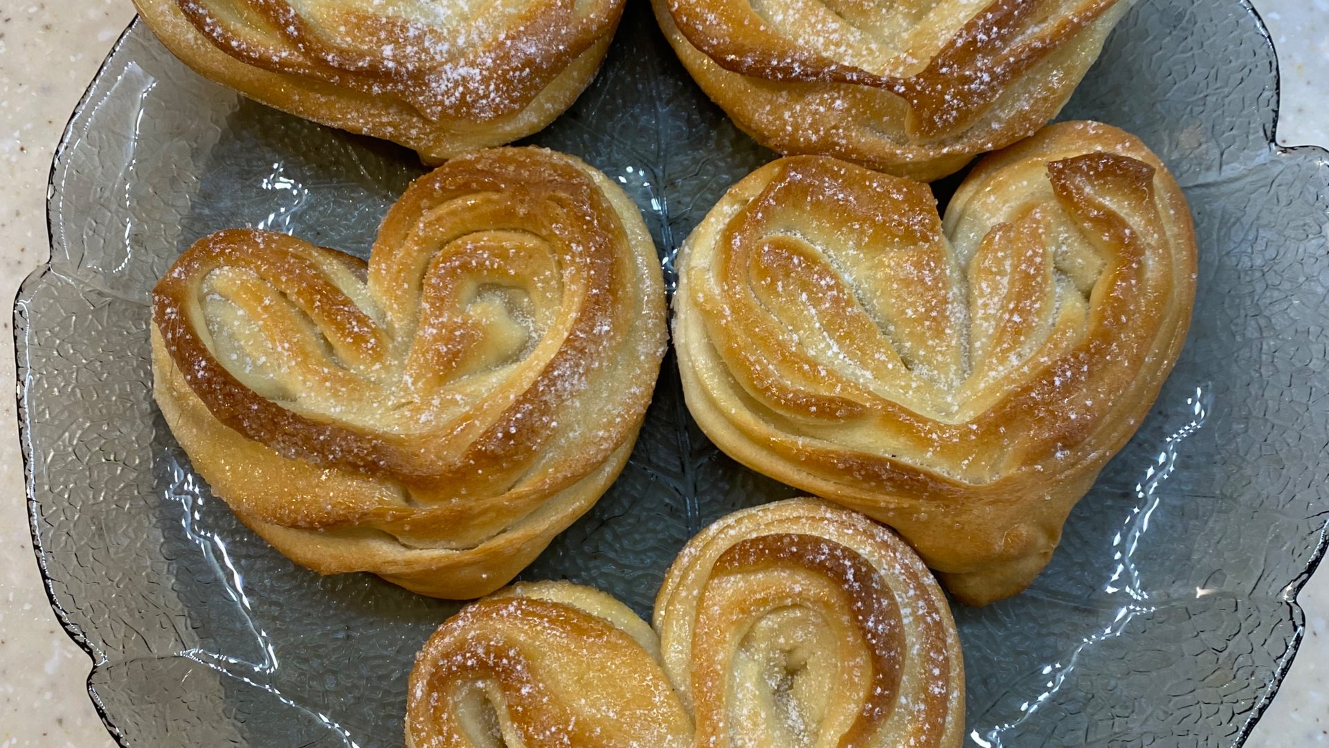 Московские плюшки с сахаром из дрожжевого теста