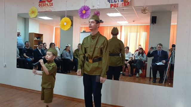 Д. Лазаренко «Мужской сегодня праздник, а значит — папин день» и Давид «Я и так уже солдат»