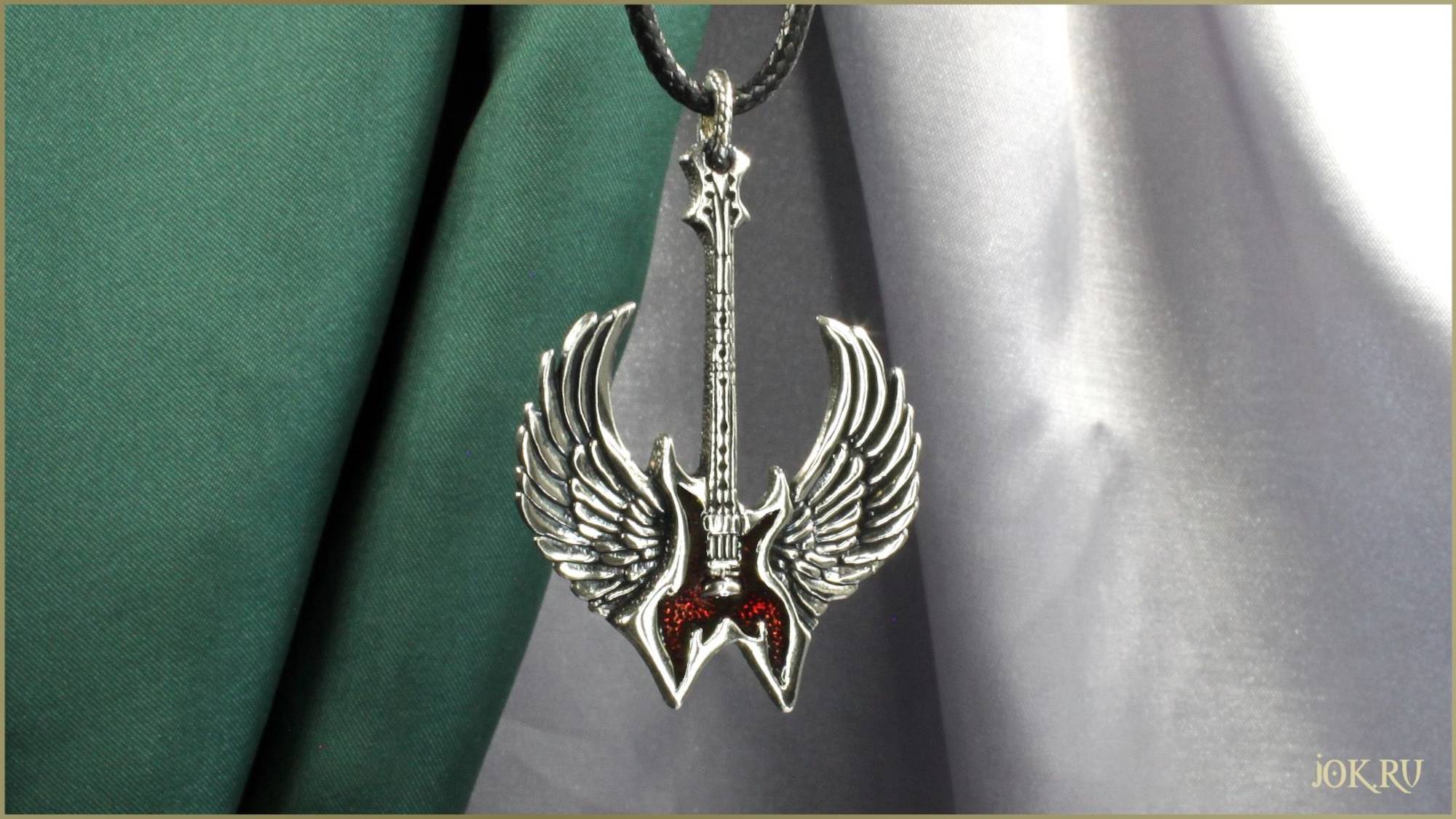 РОК-ГИТАРА КУЛОН В ФОРМЕ КРЫЛАТОЙ ЭЛЕКТРОГИТАРЫ с КРАСНОЙ ЭМАЛЬЮ