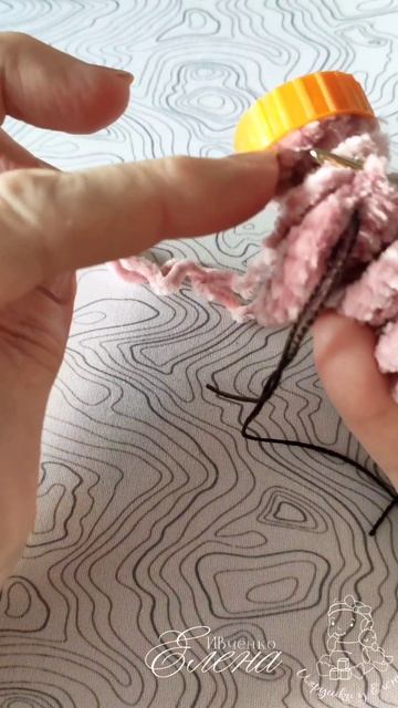 Ввязываем пружину в тело игрушки.