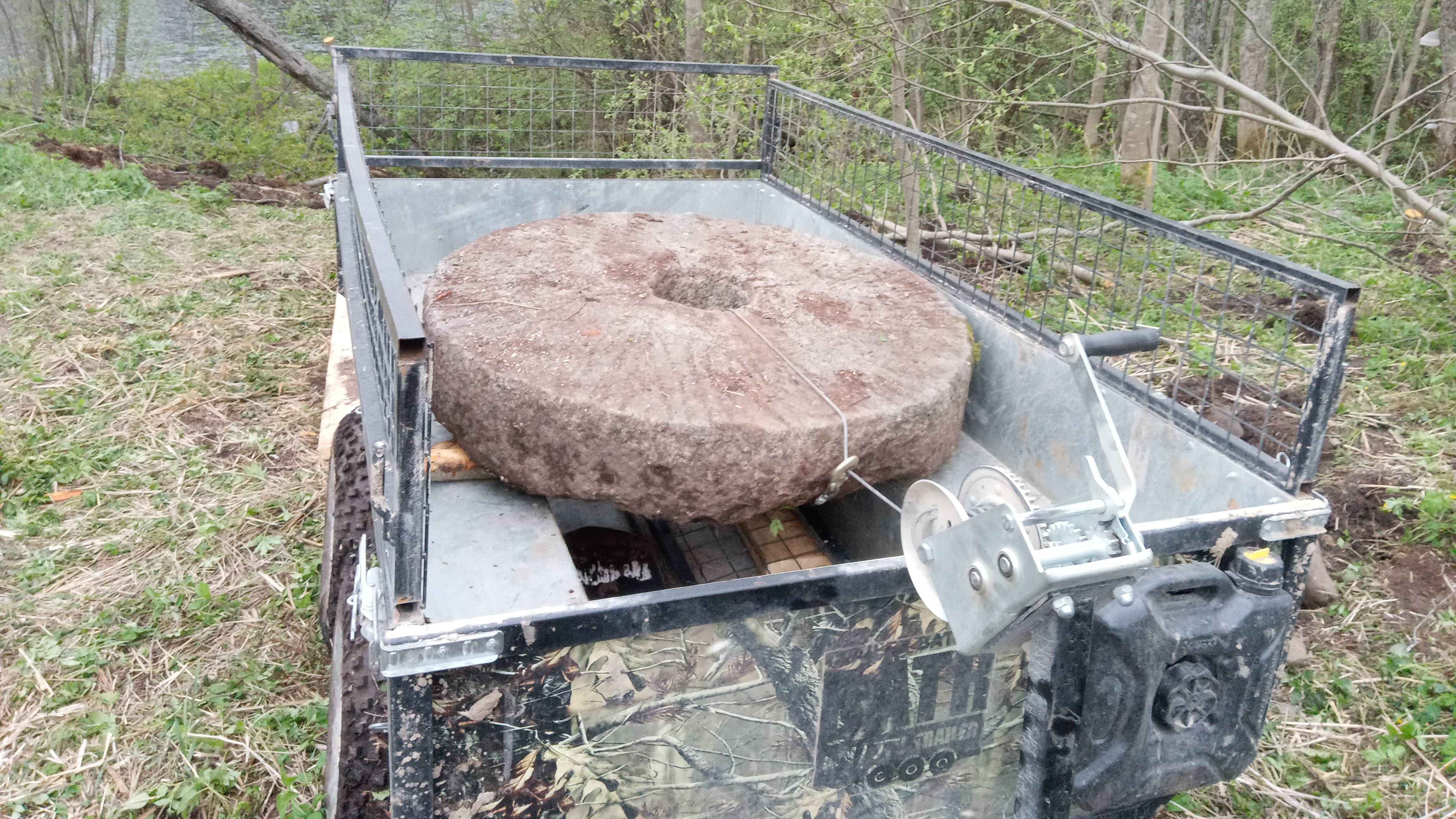 Спасение Мельничных камней. Откапываем и вывозим первый жернов.