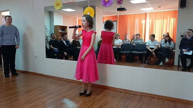 Л. Максимова «Идет солдат по городу»