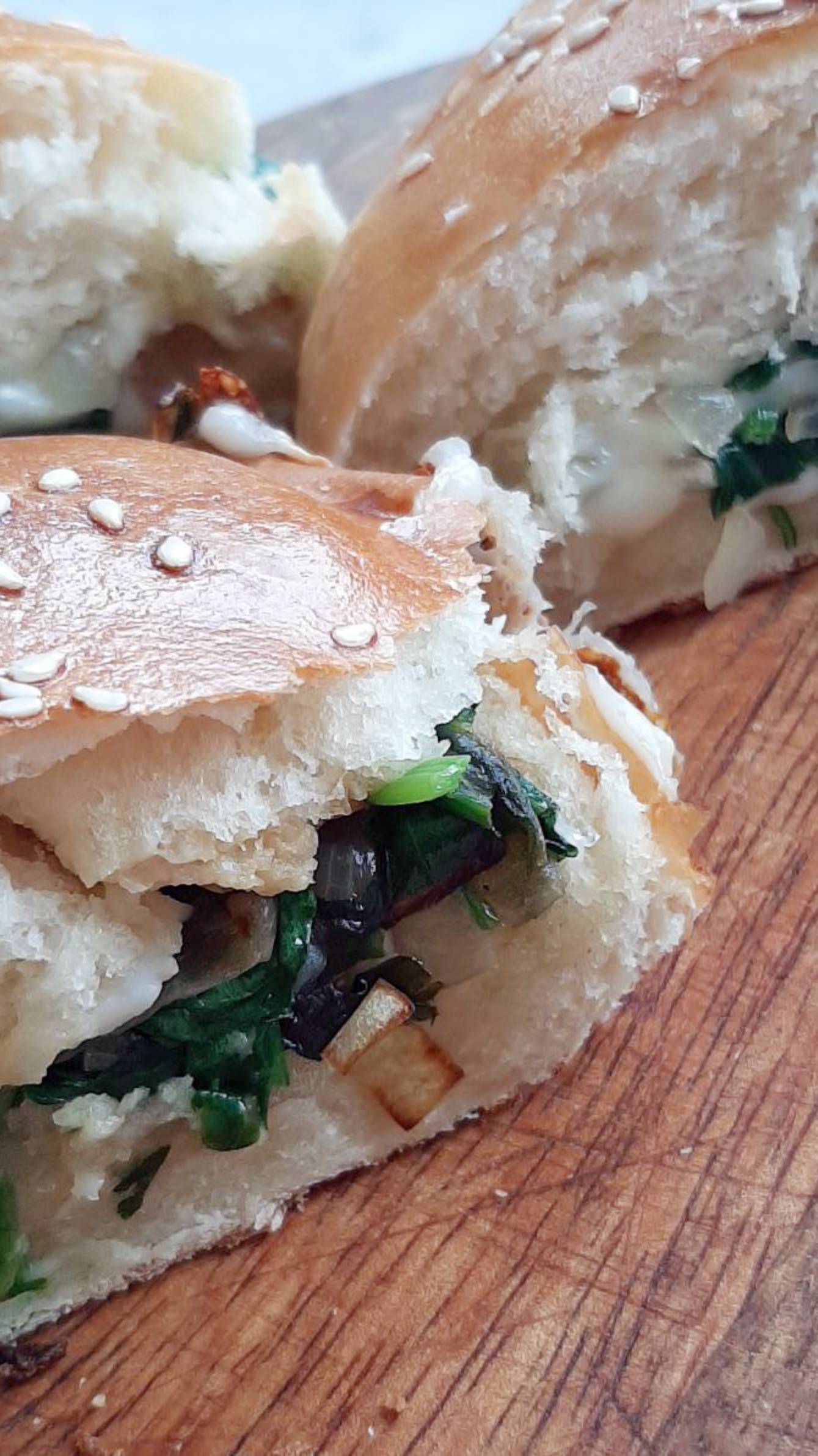 Горячие бутерброды с сыром и шпинатом. Как пирожок, только быстрее.