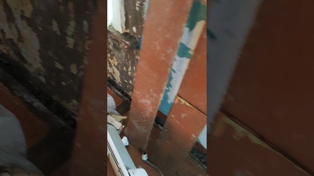 Убрали обои, трубы отопительные и т.п. 3 часть