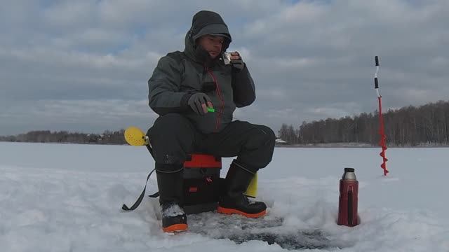 Ловля со льда на мормышку. Зима пришла. Снег выпал. Морозы пришли.