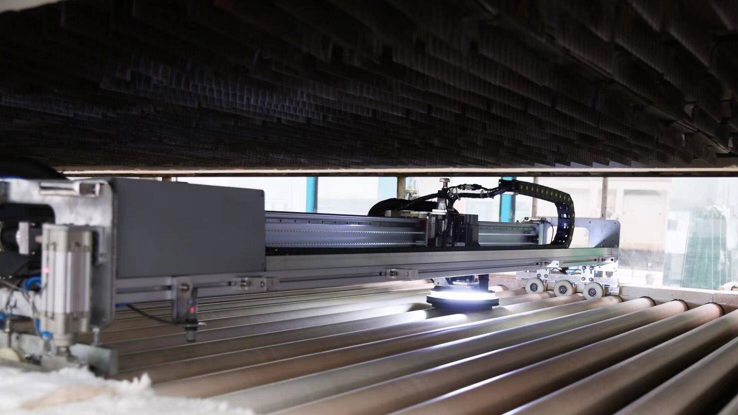 Автоматизированная чистка керамических валов внутри секции нагрева линии закаливания стекла.