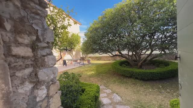 SmartTV 4K ➤ Шатонеф-де-Грас - знакомство с романтической средневековой деревней, полной очарования!