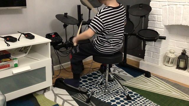 Барабанщик с электроном барабаном