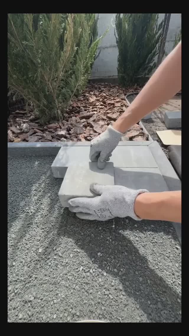 Укладка тротуара и ступеней из плитки во дворе